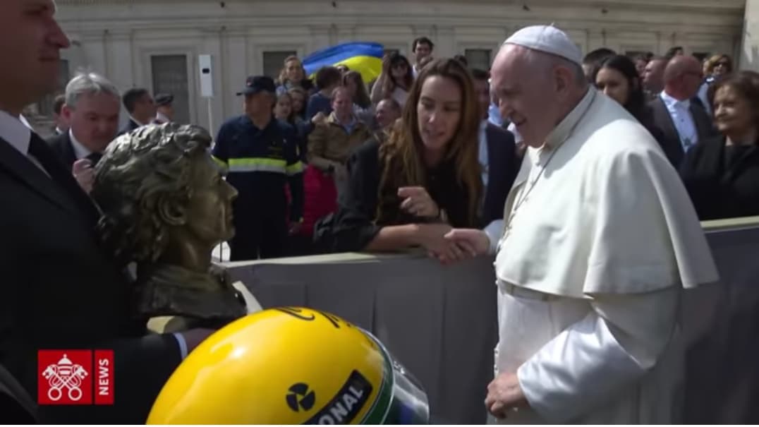 F1 | Pope Francis honored with Ayrton Senna bust and helmet