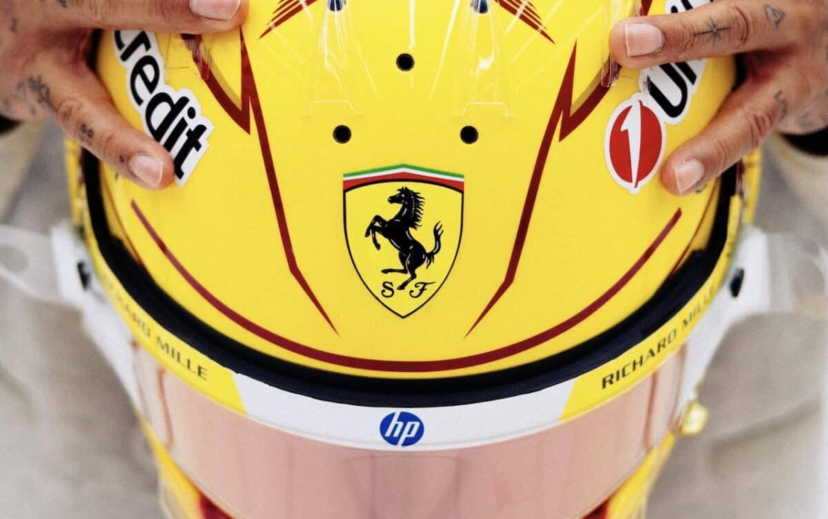 Ferrari | Il casco Giallo Modena di Lewis Hamilton per la prima uscita ...