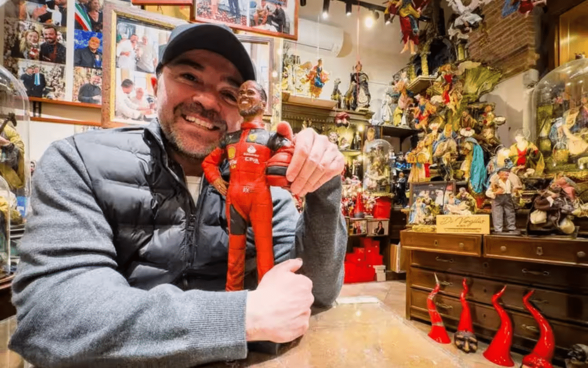 F1 | Napoli, Lewis Hamilton “pastore” a San Gregorio Armeno: l’omaggio ...